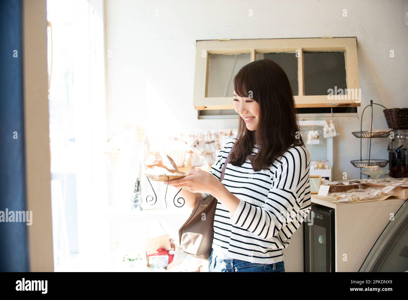 Woman selecting products at a grocery store Stock Photo - Alamy