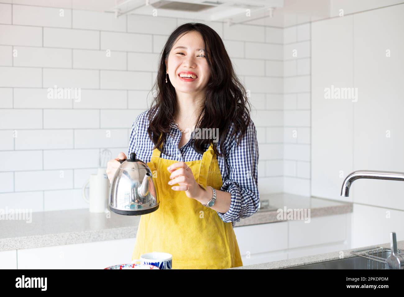 Woman wearing apron in kitchen hi-res stock photography and images - Alamy