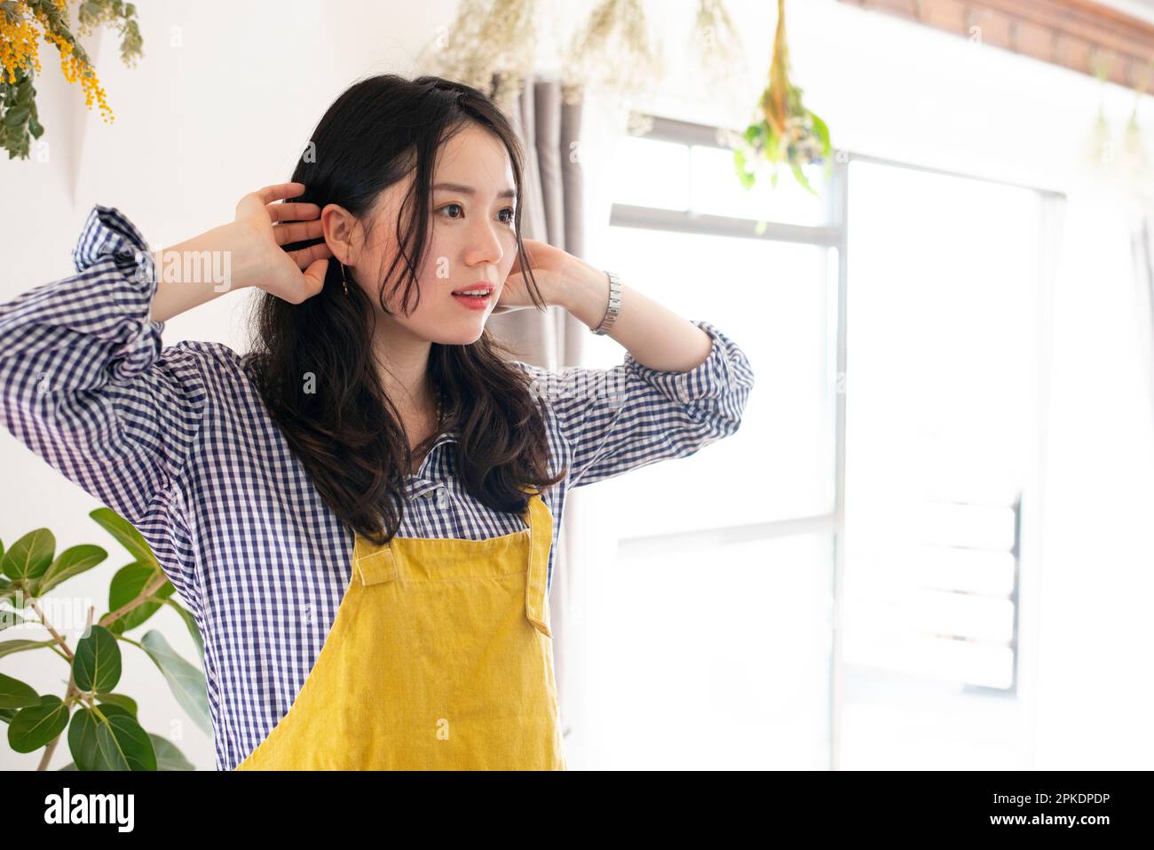 Female apron hi-res stock photography and images - Alamy