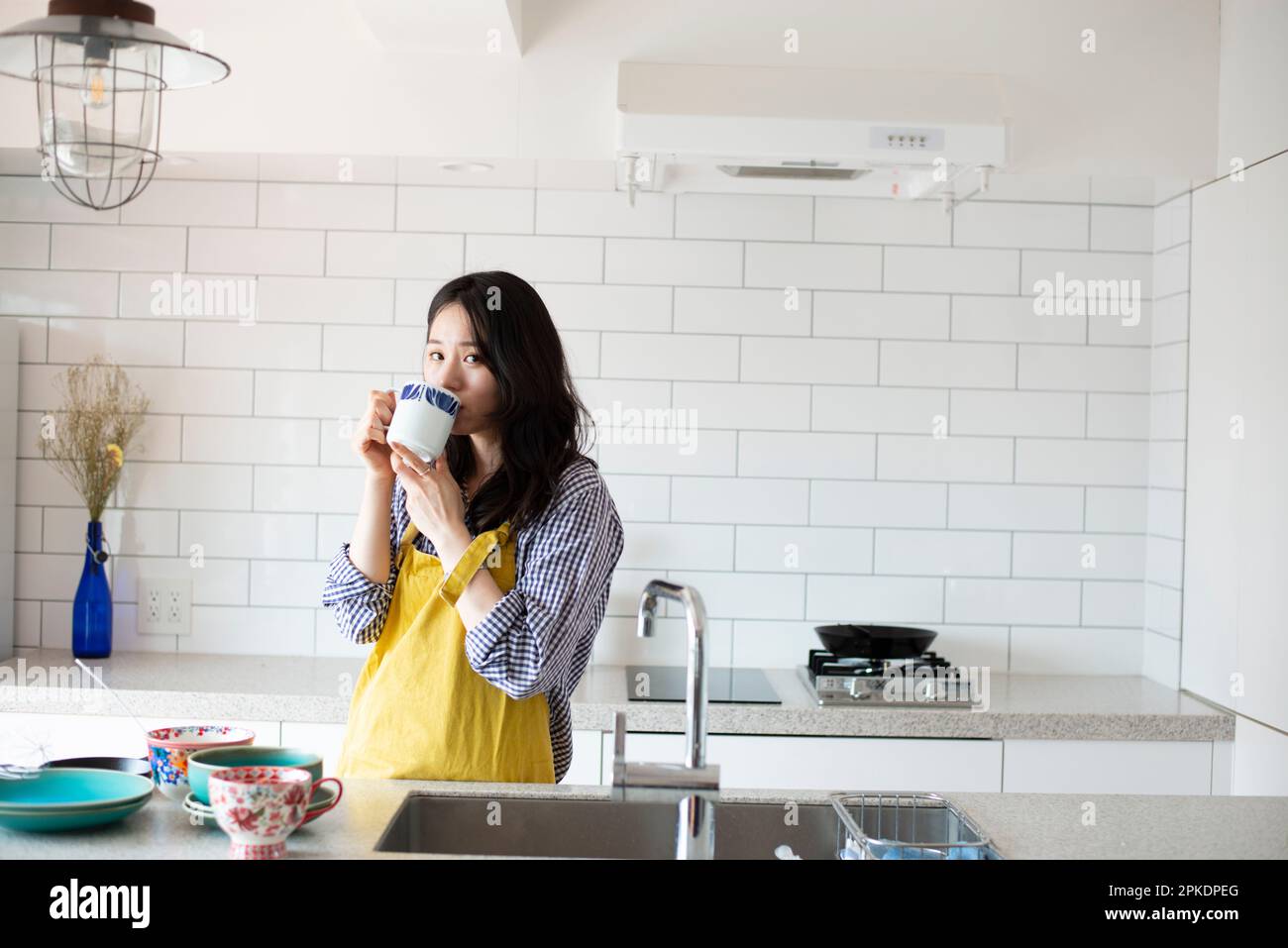 Woman wearing apron in kitchen hi-res stock photography and images - Alamy