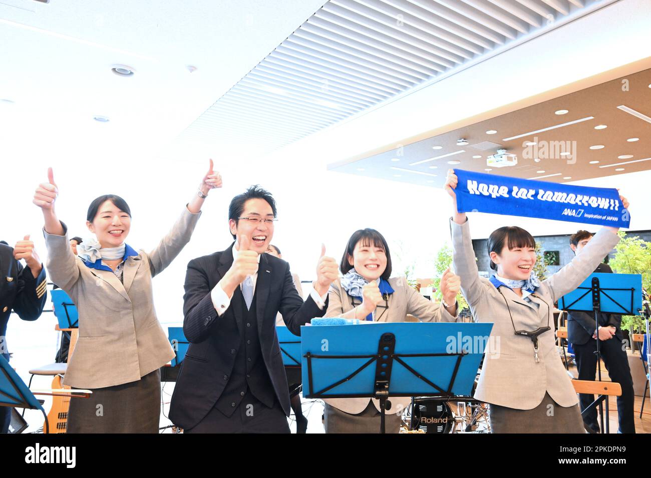 Members of the ANA Team HND Orchestra enliven the mood of new employees ...