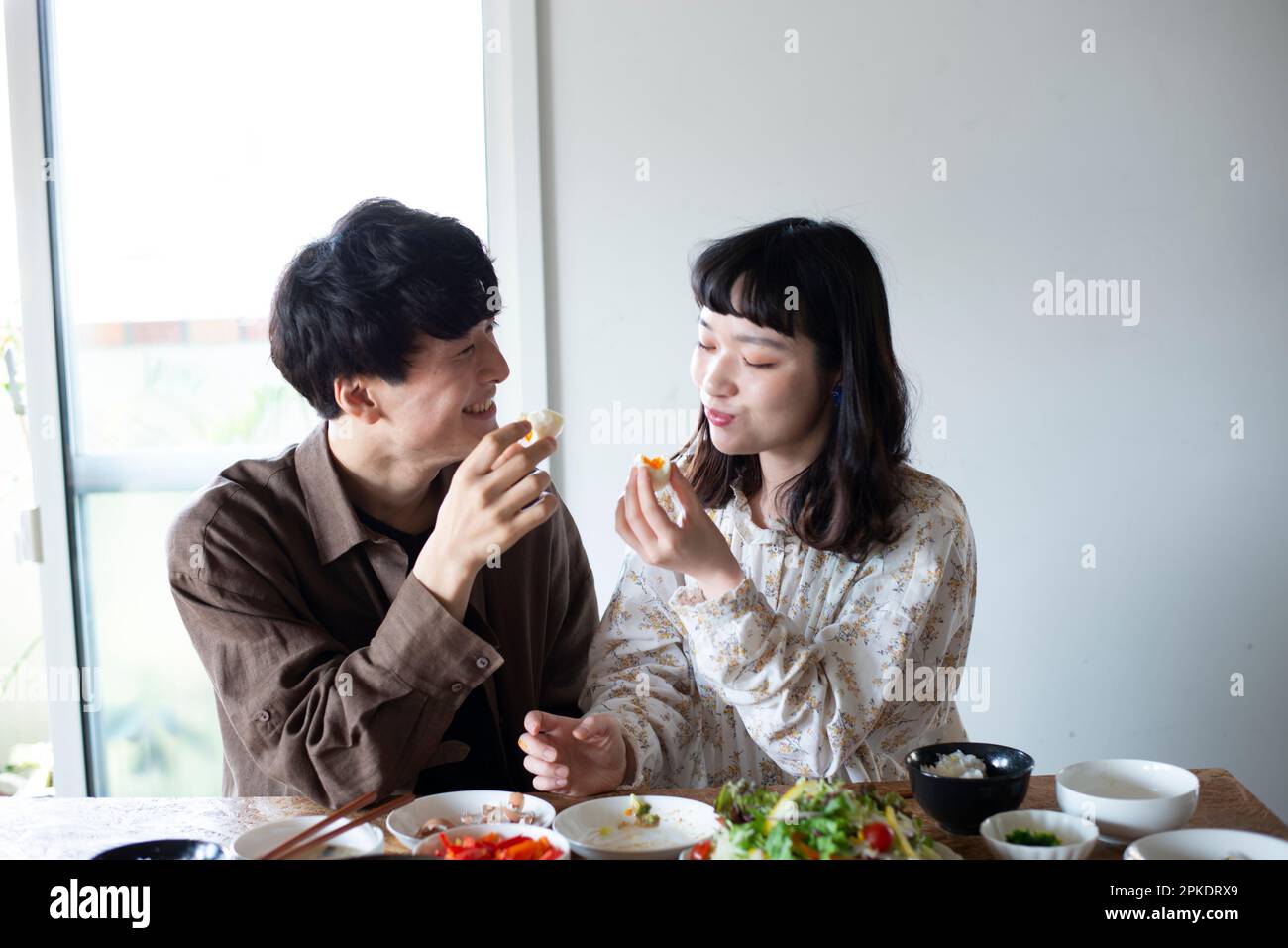 Couple eating at home table hi-res stock photography and images - Alamy