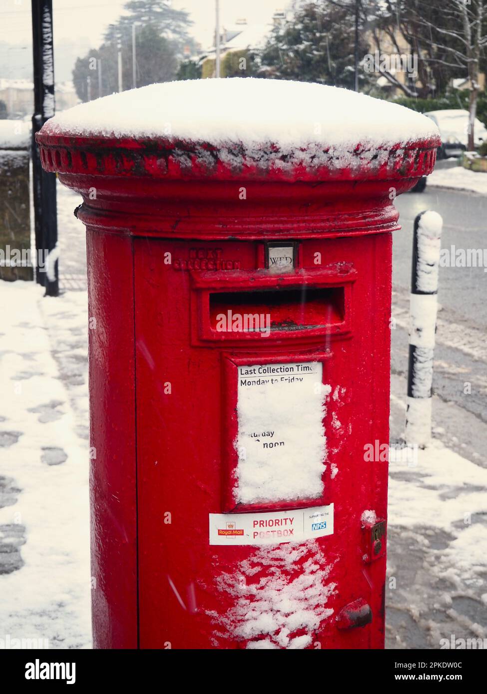 Postbox and snow and uk hi-res stock photography and images - Alamy