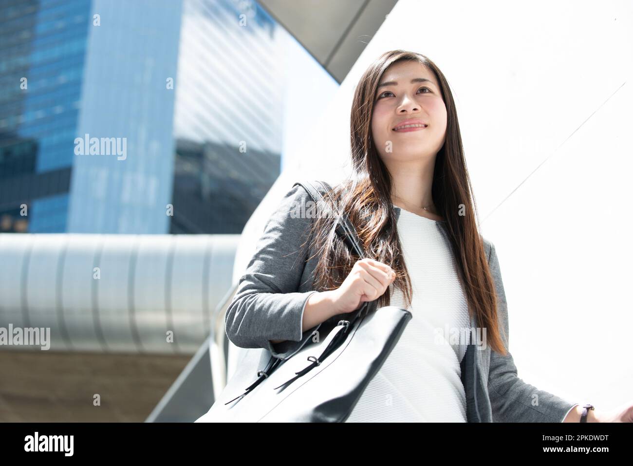 Business woman looking distance hi-res stock photography and images - Alamy