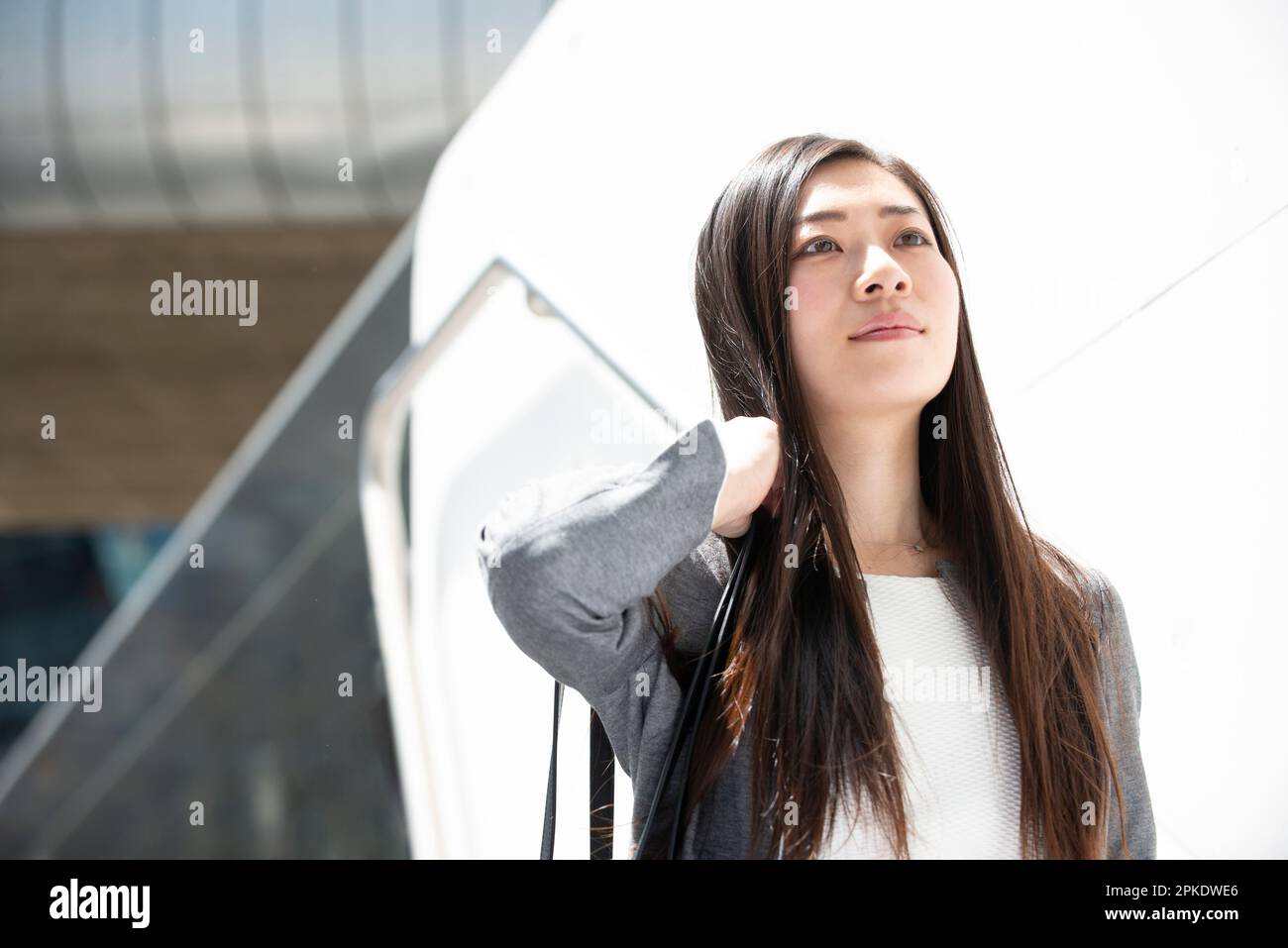 Business woman looking distance hi-res stock photography and images - Alamy