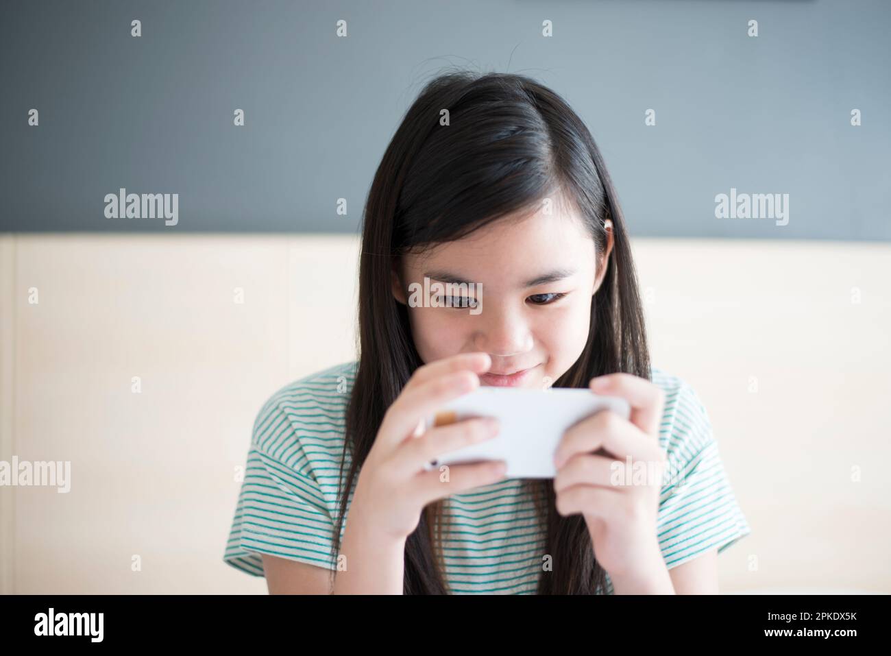Mobile phone viewing hi-res stock photography and images - Alamy