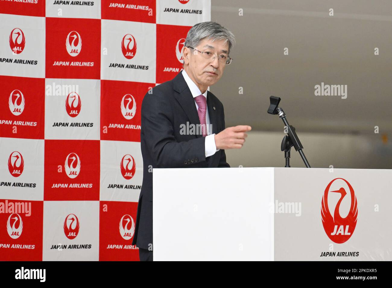 JAL President Yuji AKASAKA giving an instruction at the entrance ...