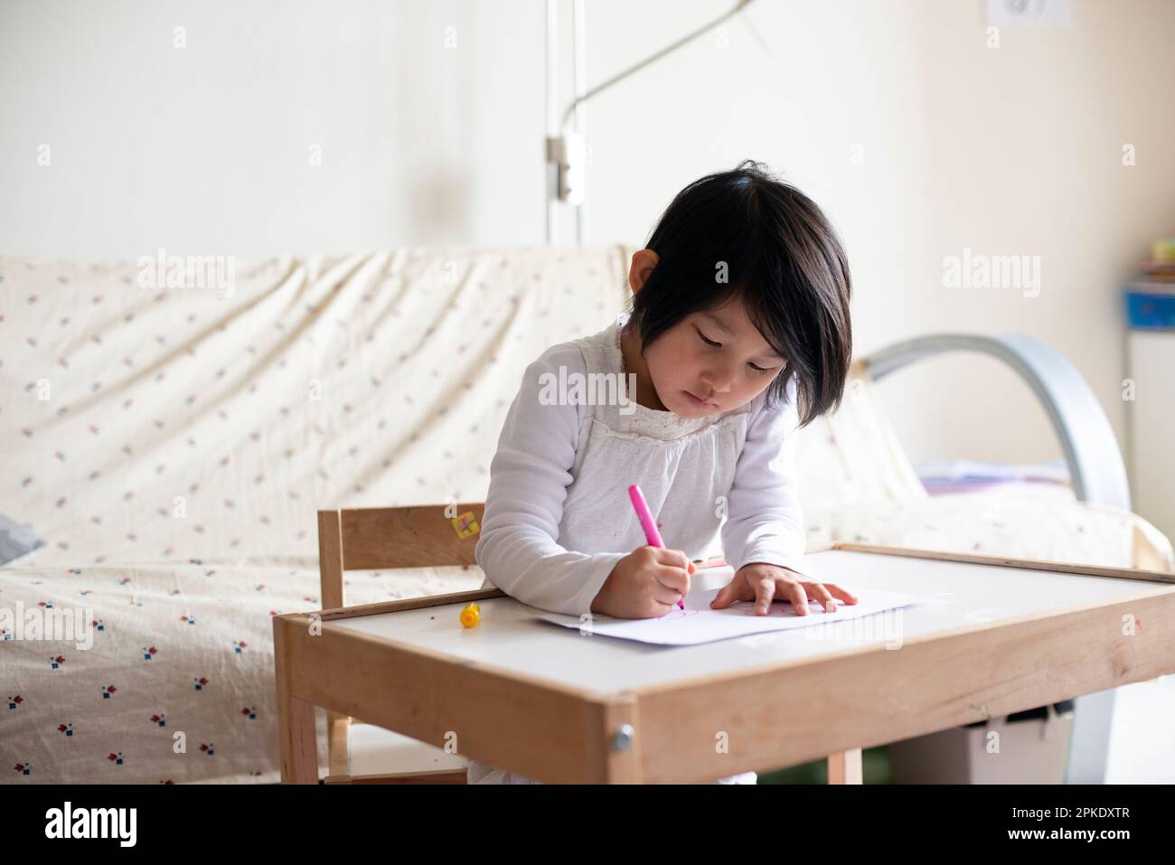 Girl drawing a picture Stock Photo - Alamy