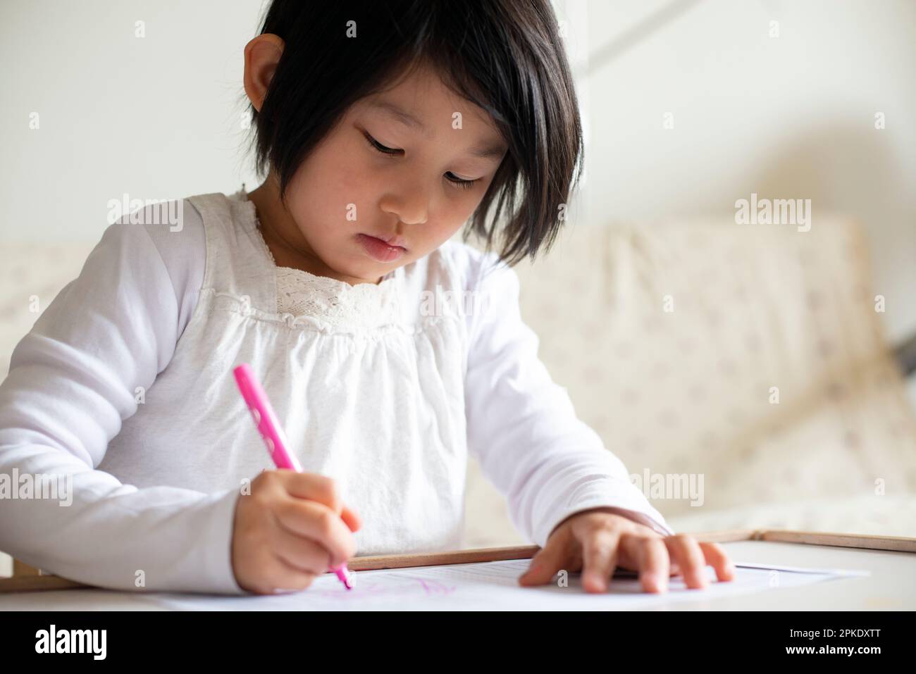 Girl drawing a picture Stock Photo - Alamy