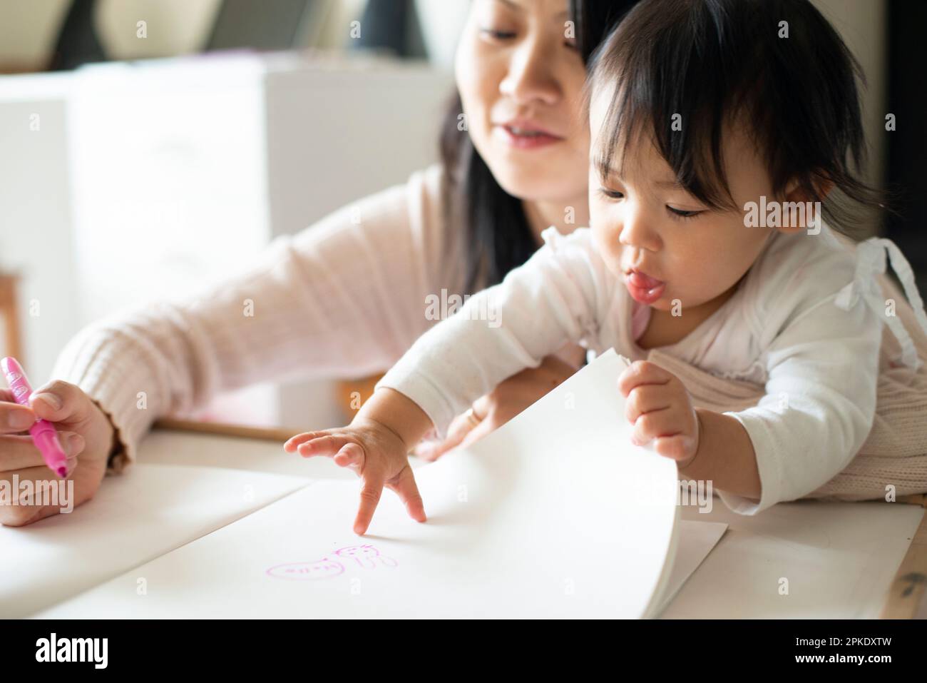 Drawing of family by child hi-res stock photography and images - Alamy