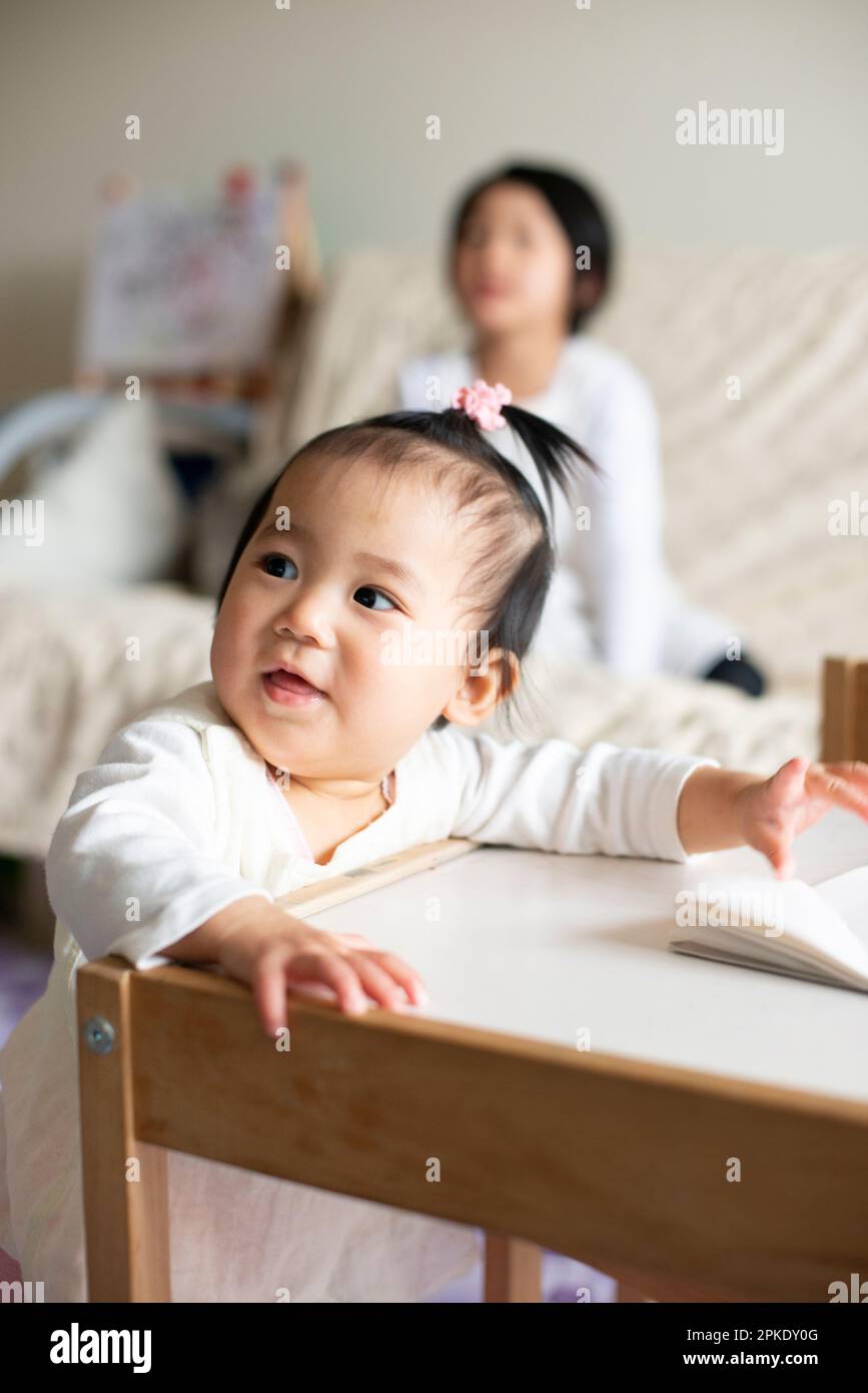 Sisters in living room Stock Photo - Alamy