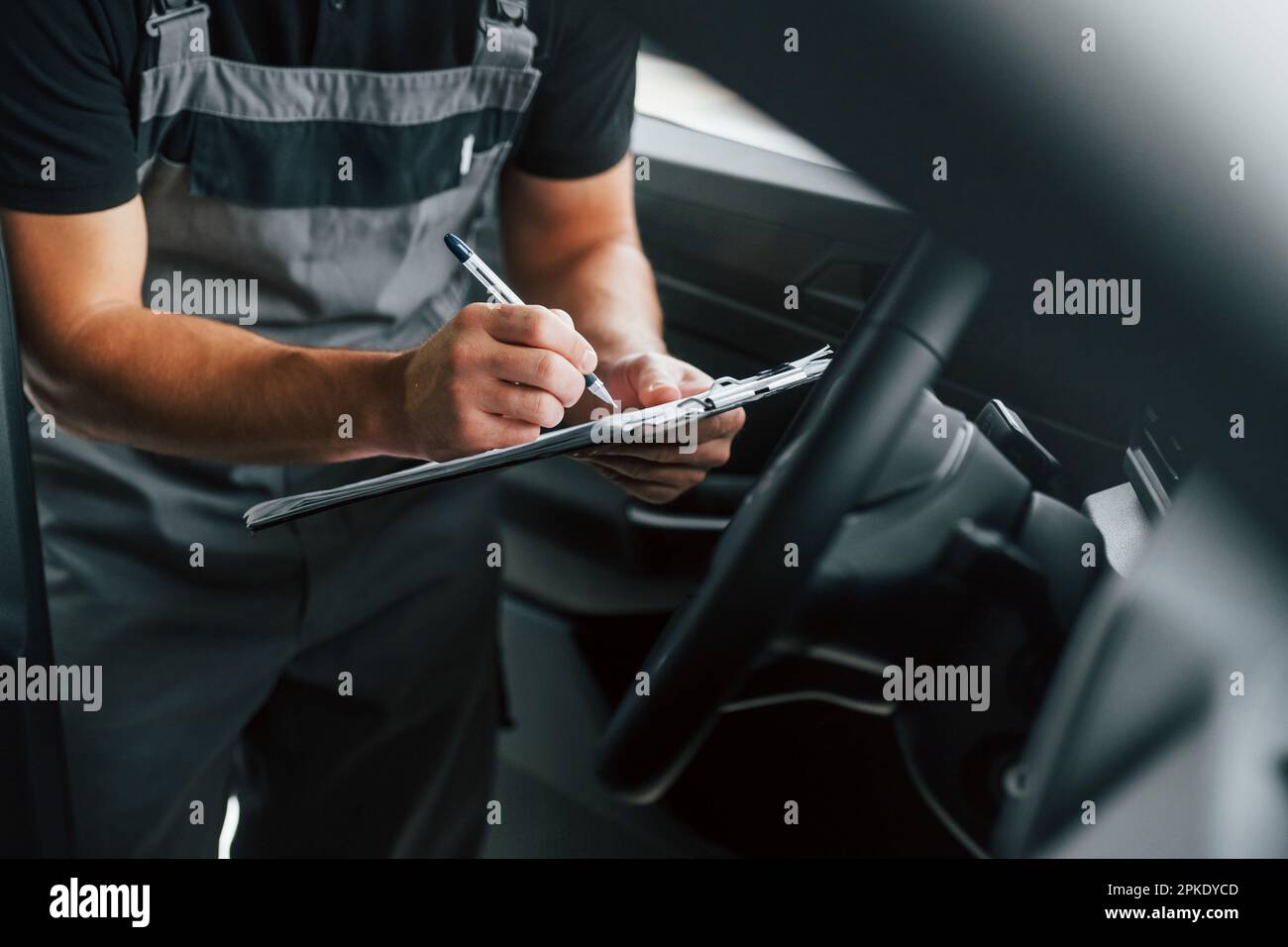 Repair engineer in uniform hi-res stock photography and images - Alamy