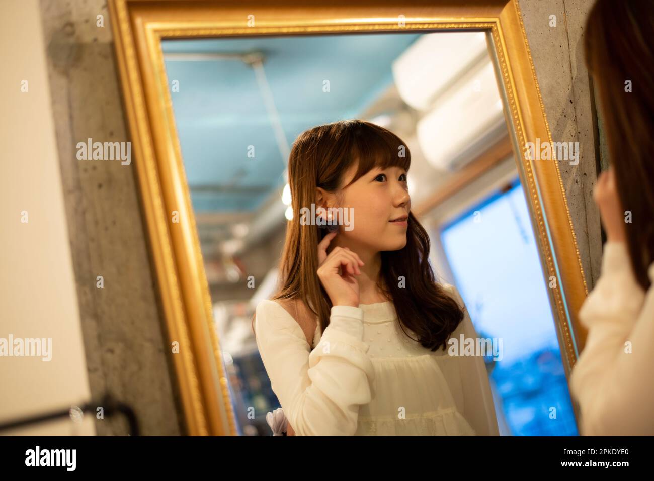 Body in mirror hi-res stock photography and images - Alamy