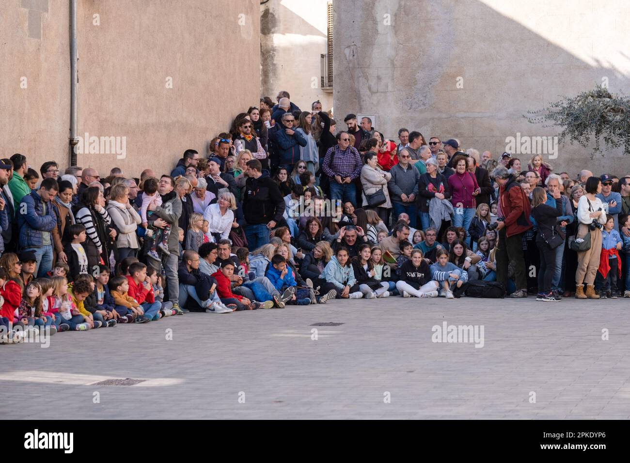 Verges, Spain. 06th Apr, 2023. A group of people wait in the town ...