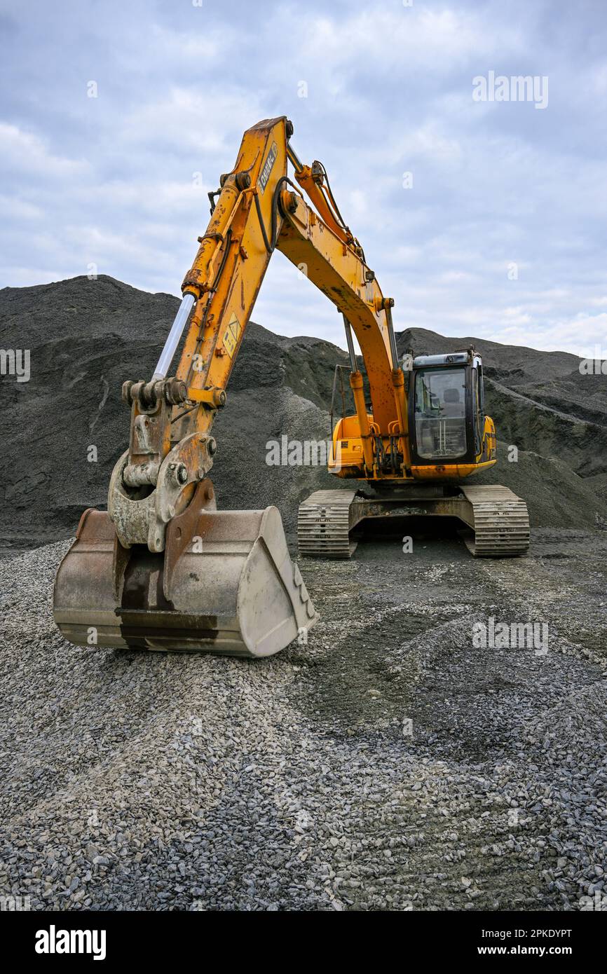 JCB excavator parked up in a slate quarry Stock Photo - Alamy