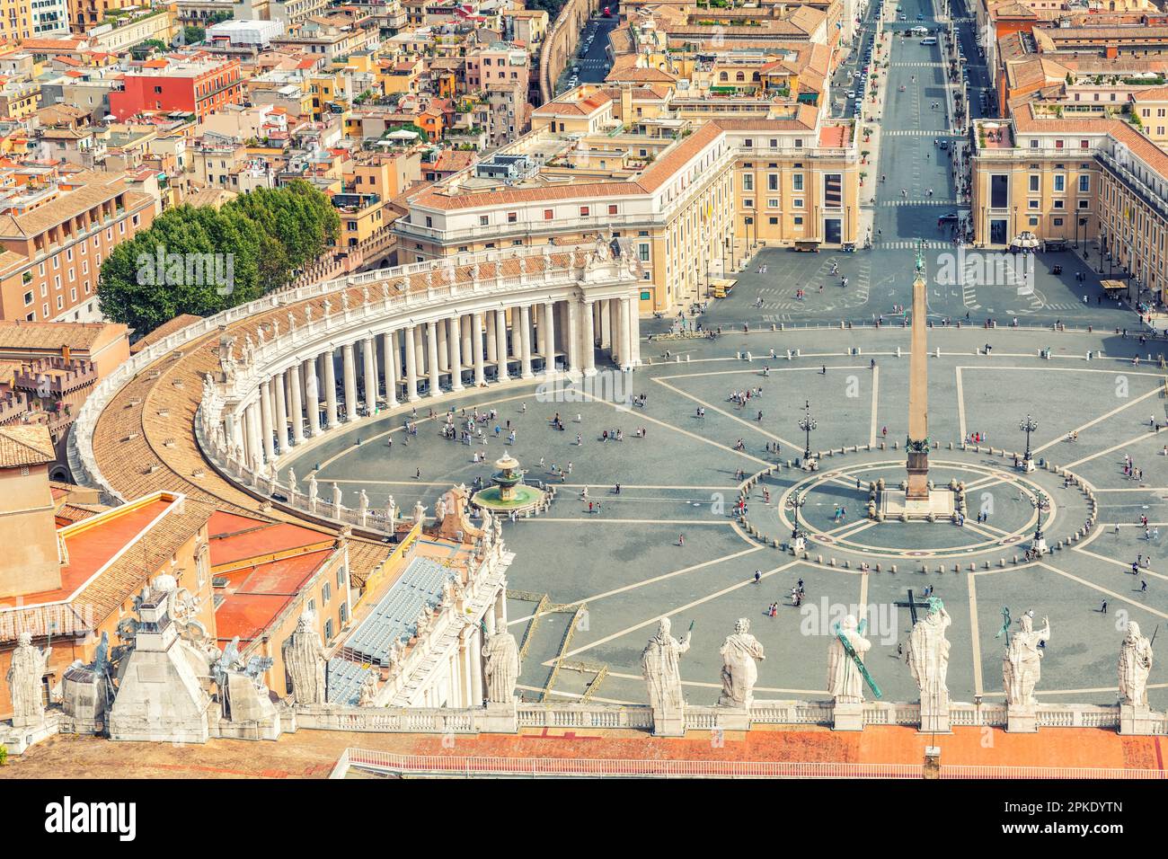 St peters basilica dome apostles hi-res stock photography and images ...