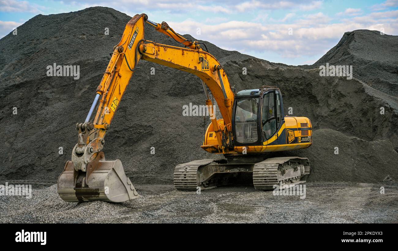 JCB excavator parked up in a slate quarry Stock Photo - Alamy
