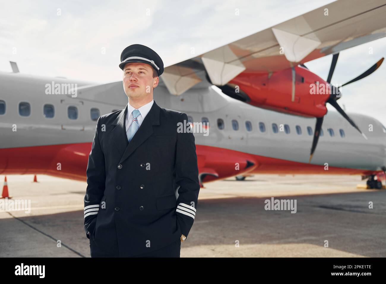 Pilot in black uniform hi-res stock photography and images - Alamy