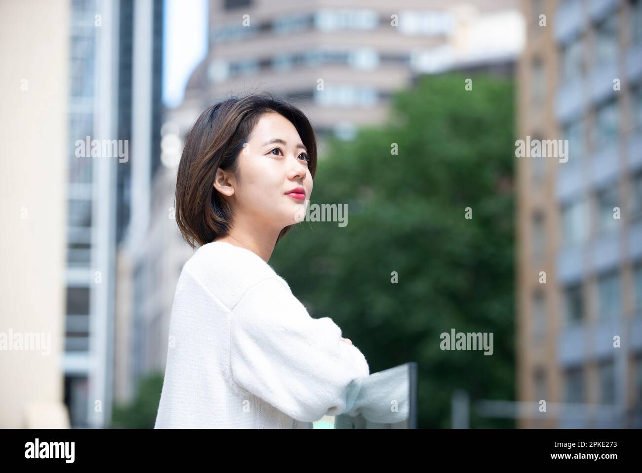 Woman traveler looking distance hi-res stock photography and images - Alamy