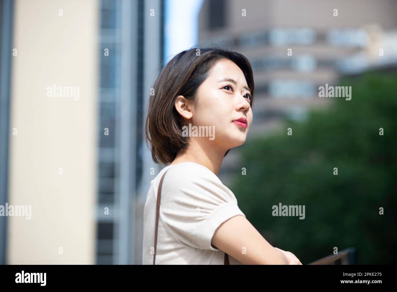 Asian female looking away hi-res stock photography and images - Alamy