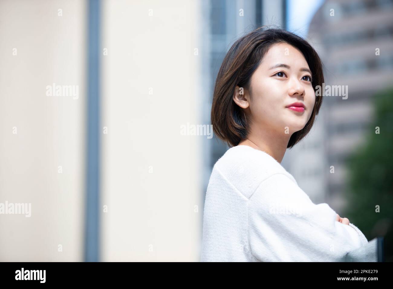 Woman traveler looking distance hi-res stock photography and images - Alamy