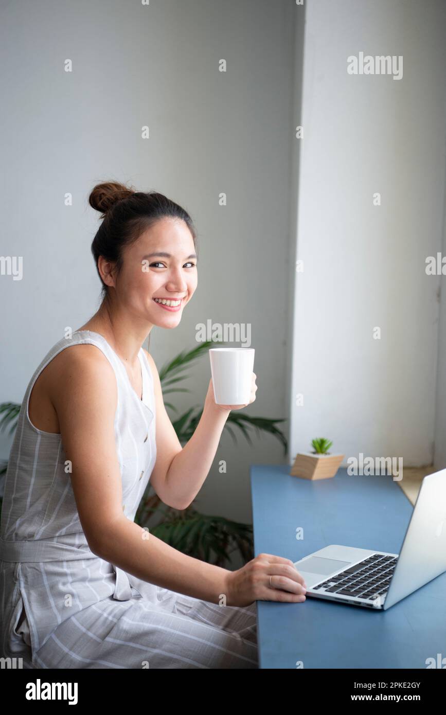 Laptop computer open hi-res stock photography and images - Alamy