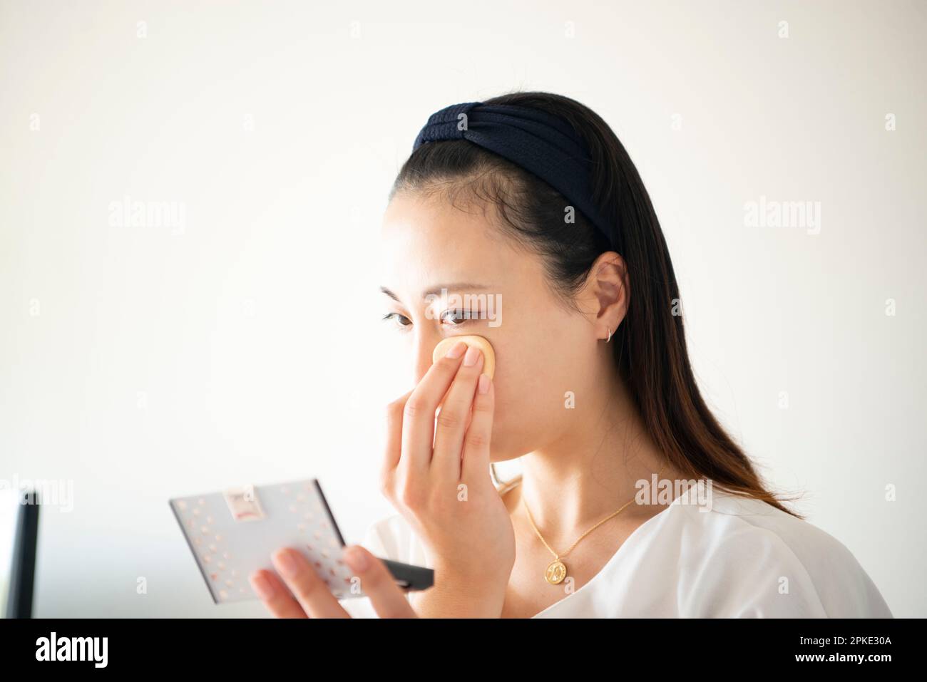 Foundation makeup hi-res stock photography and images - Alamy