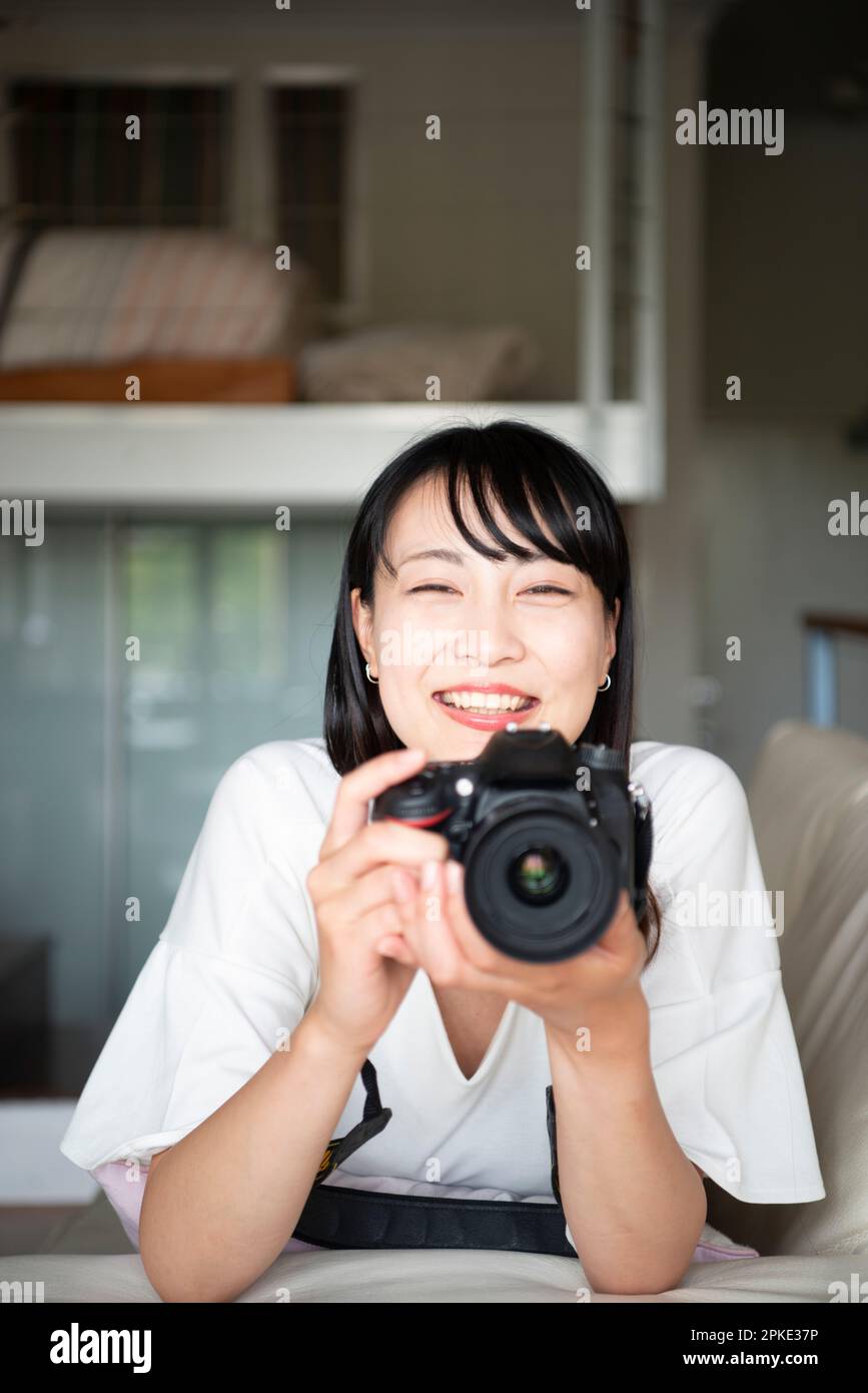Holding slr camera hi-res stock photography and images - Alamy