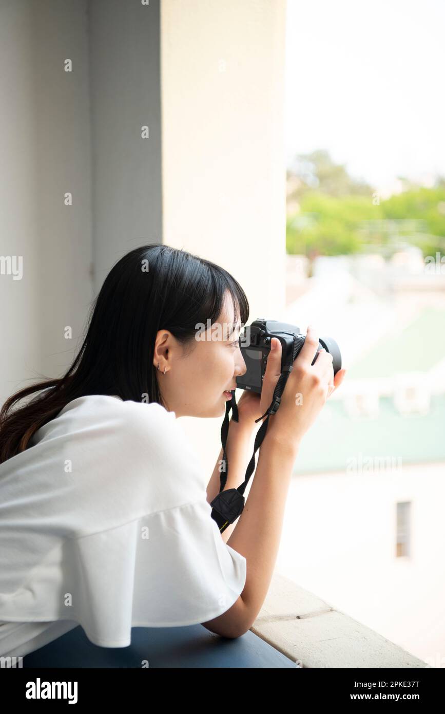 Woman taking a picture with an SLR camera Stock Photo - Alamy