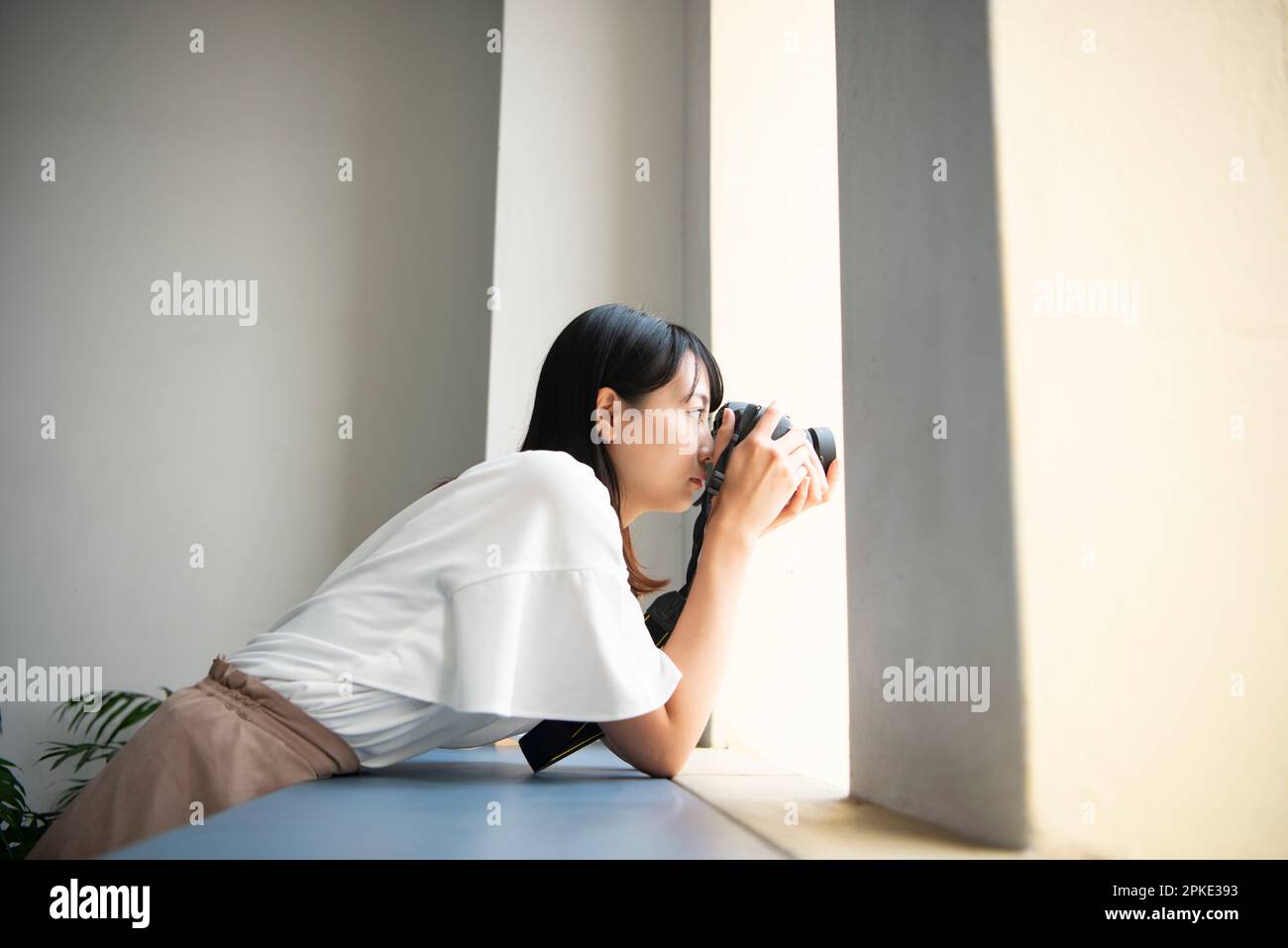 Woman taking a picture with an SLR camera Stock Photo - Alamy