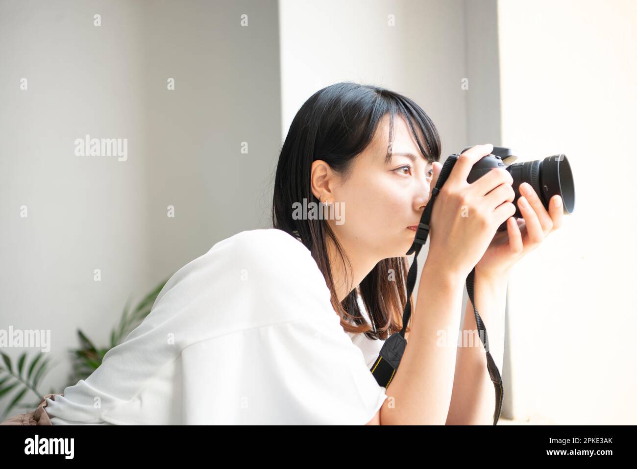 Woman taking a picture with an SLR camera Stock Photo - Alamy