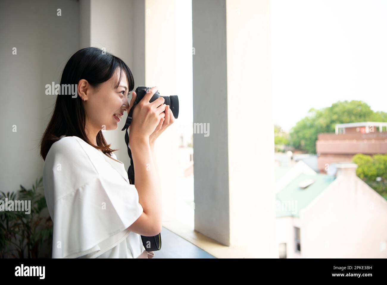 Woman taking a picture with an SLR camera Stock Photo - Alamy