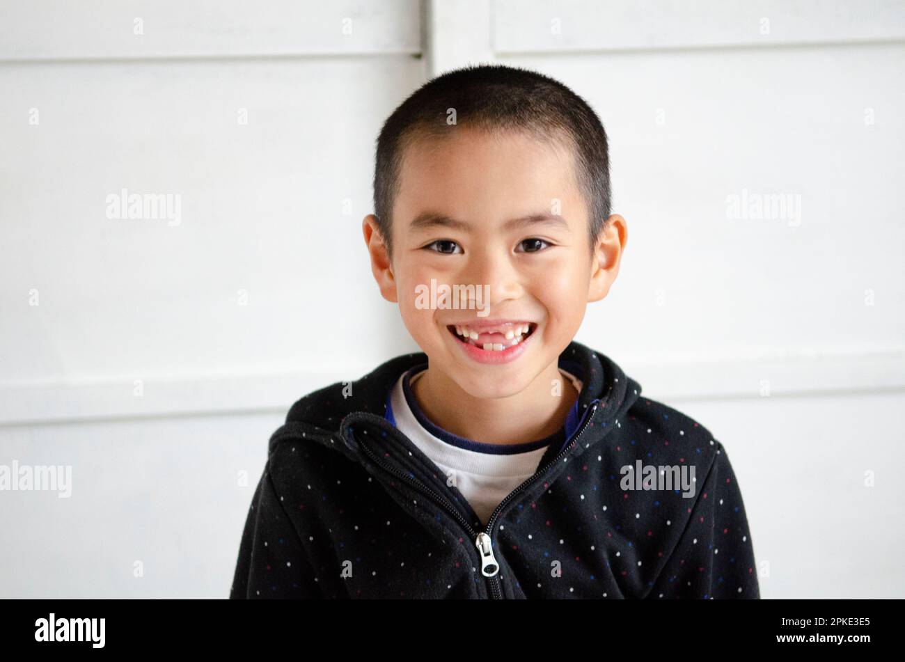 Smiling boy with missing front teeth Stock Photo - Alamy