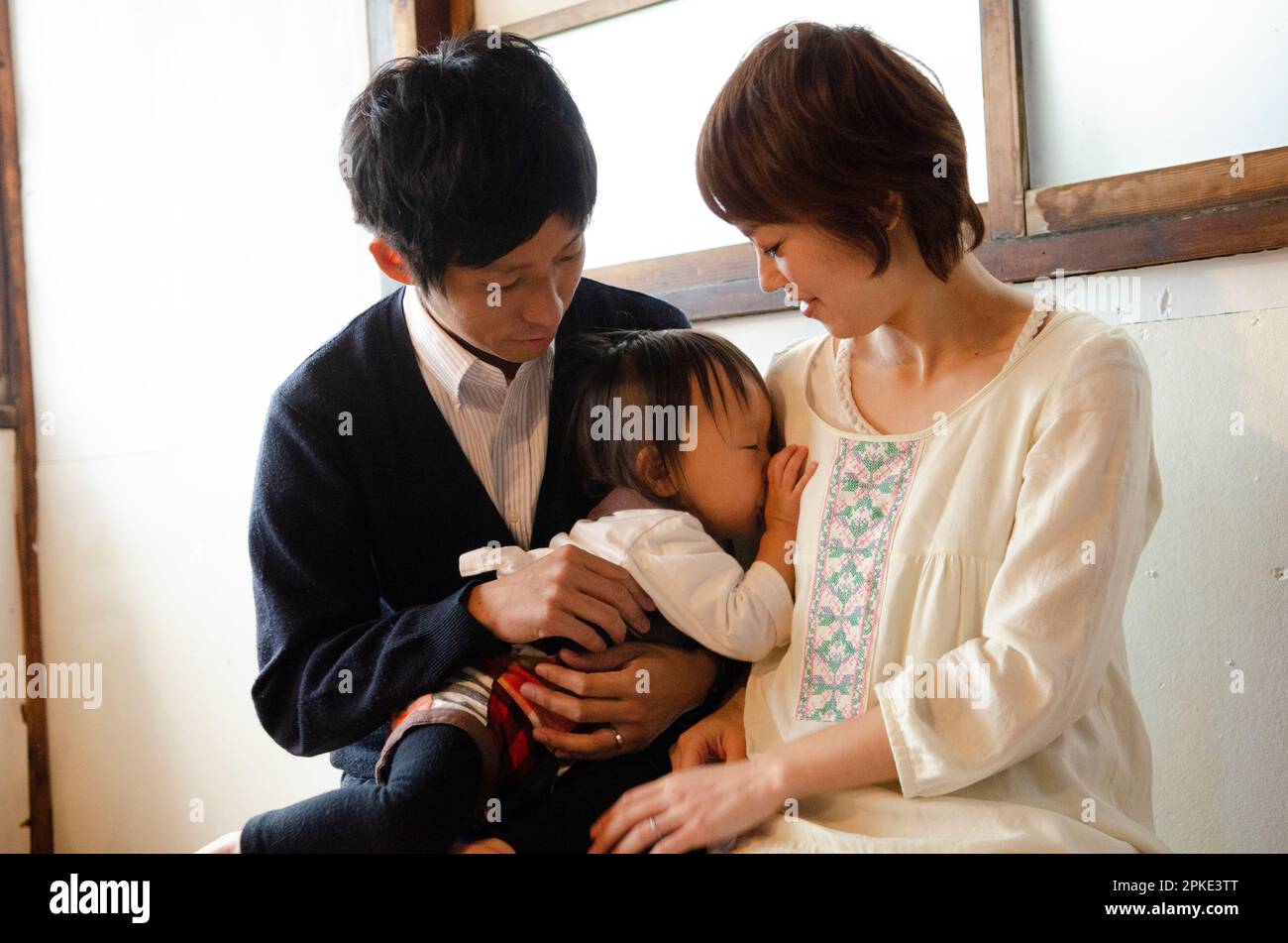 Sleepy child and parents Stock Photo - Alamy