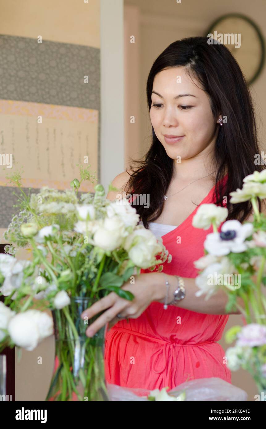 Woman arranging flowers Stock Photo - Alamy