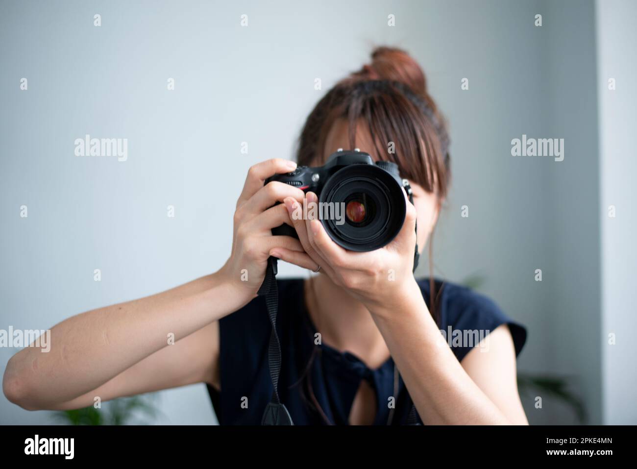 Camera pose hi-res stock photography and images - Alamy