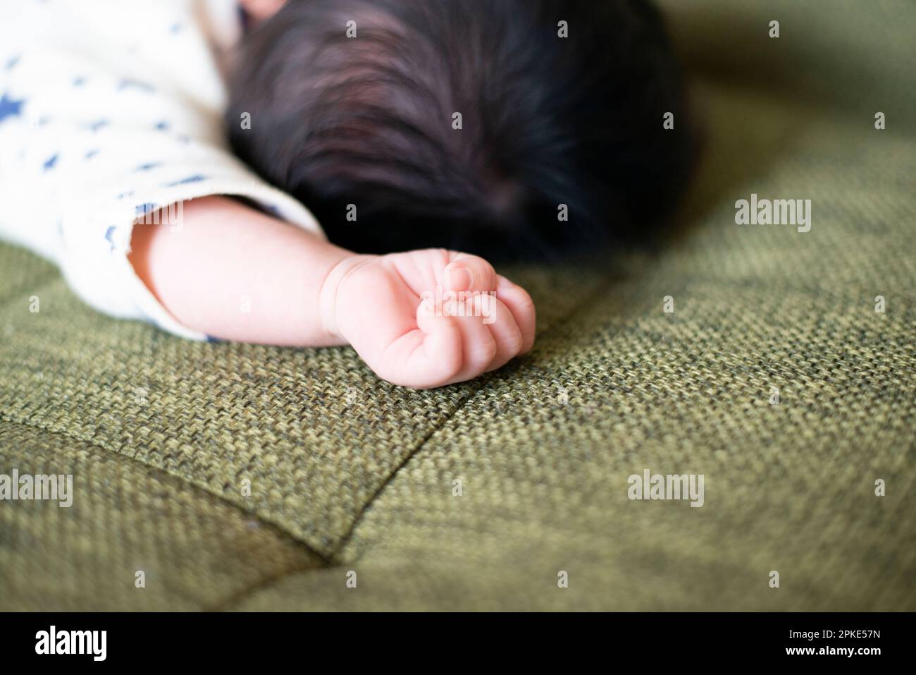 Hands holding newborn baby hi-res stock photography and images - Alamy