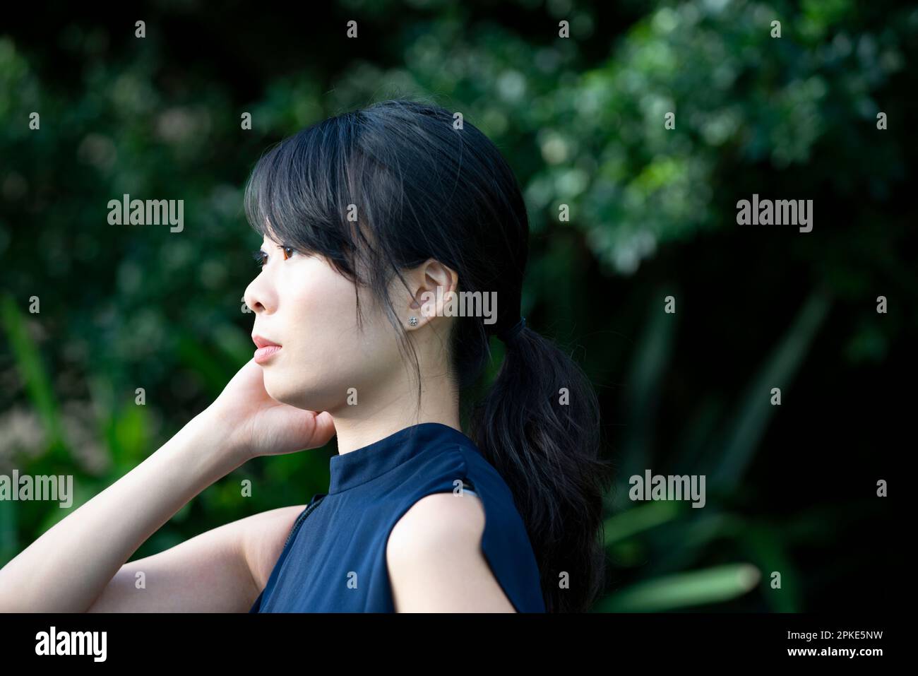 Profile of a woman looking in the distance Stock Photo - Alamy