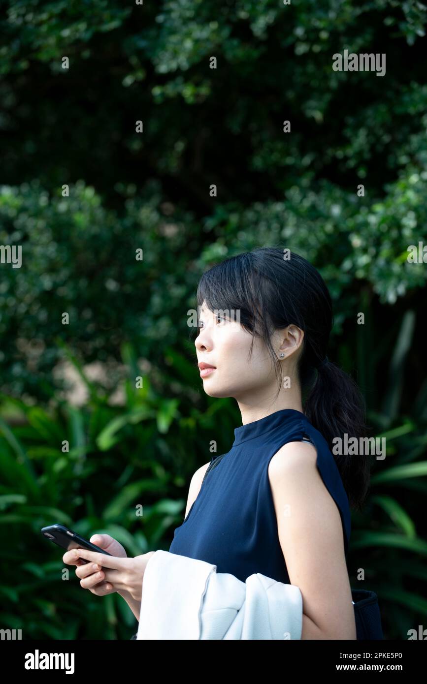 Business woman looking distance hi-res stock photography and images - Alamy