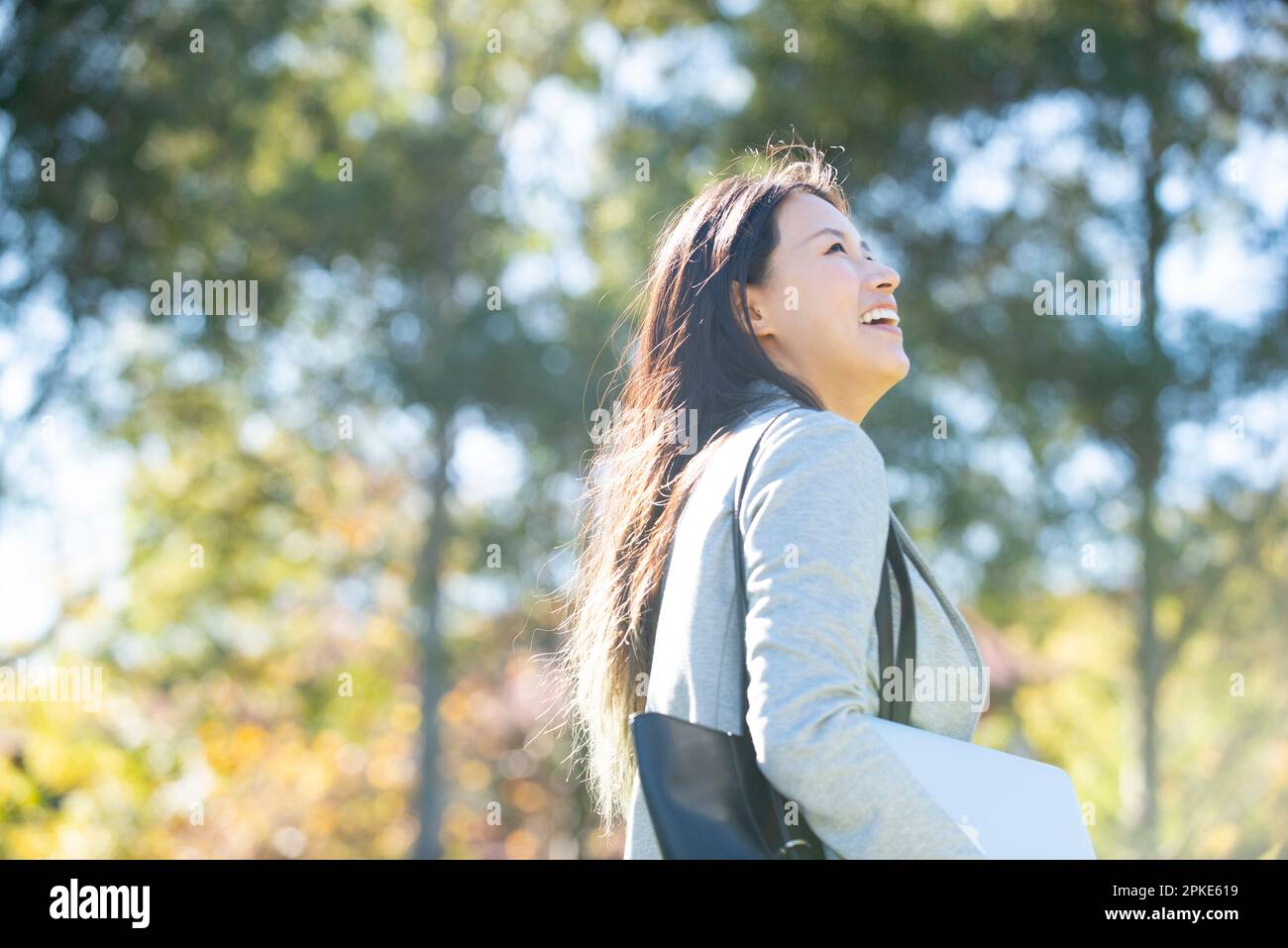 Woman looking up and smiling Stock Photo - Alamy