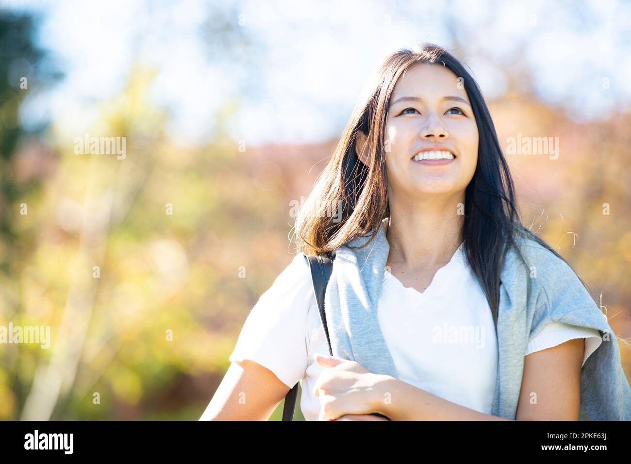 Woman looking far away hi-res stock photography and images - Alamy