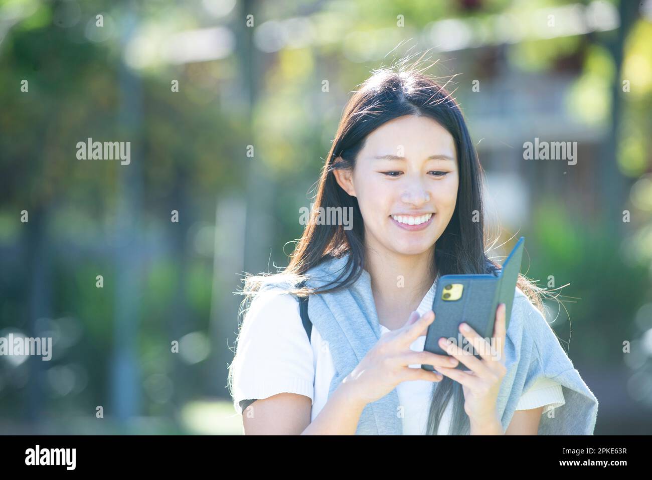 Asian business woman smart phone hi-res stock photography and images ...