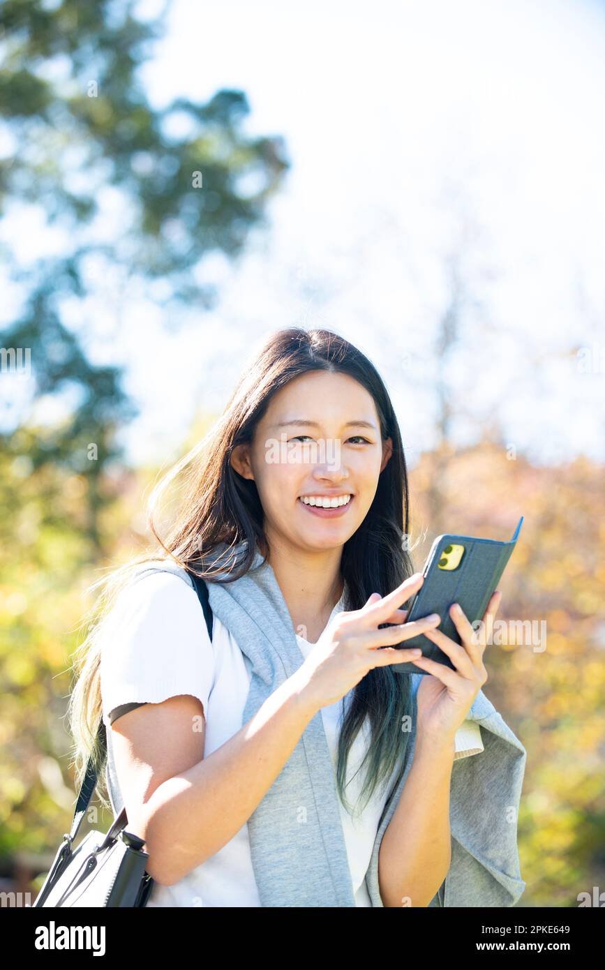 Woman outside with phone hi-res stock photography and images - Alamy