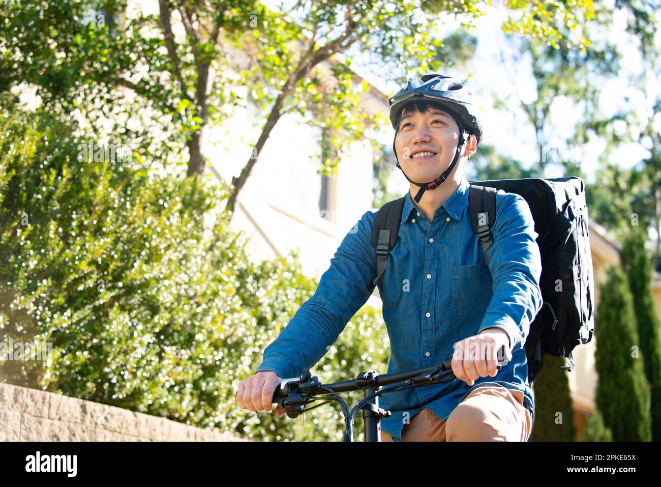 Delivery man on bike hi-res stock photography and images - Alamy