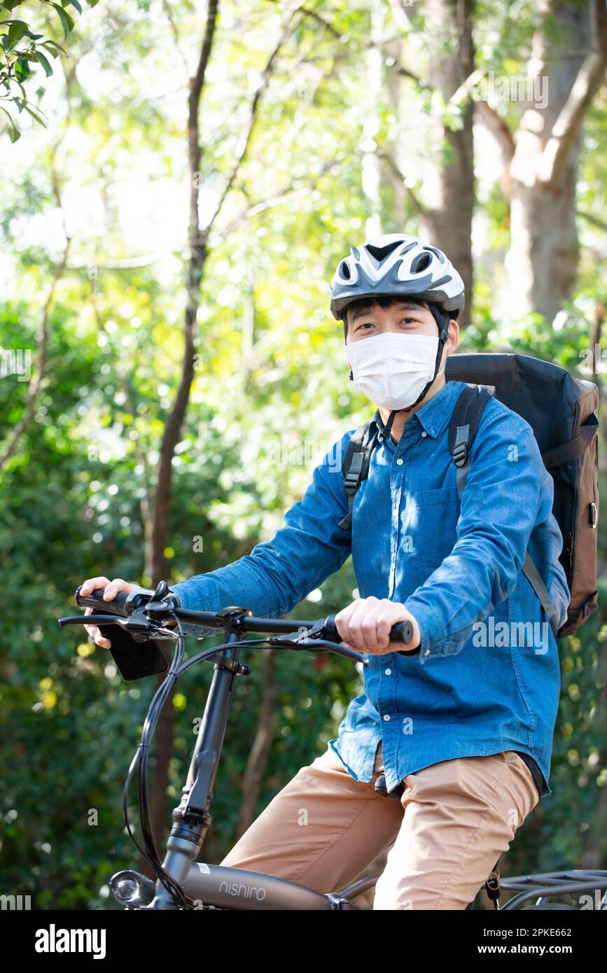 Delivery delivery man wearing a mask Stock Photo - Alamy