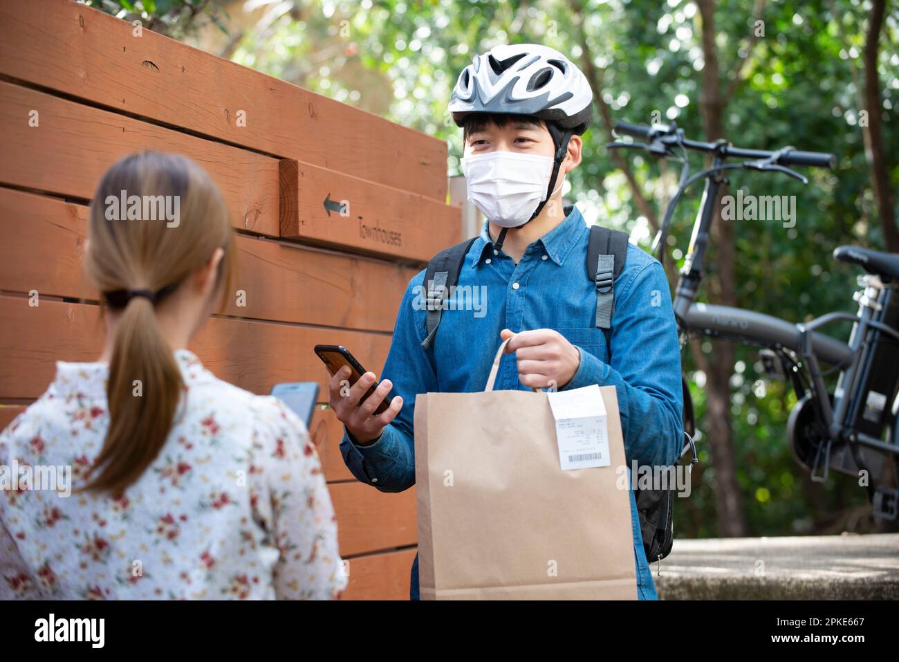 Masked delivery man and woman Stock Photo - Alamy