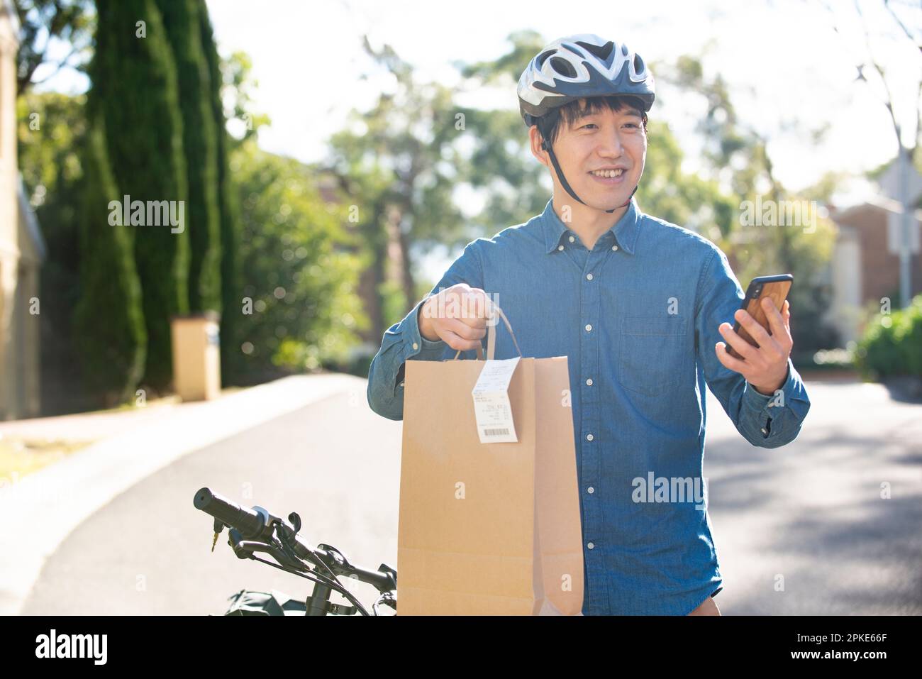 Male delivery man hi-res stock photography and images - Alamy