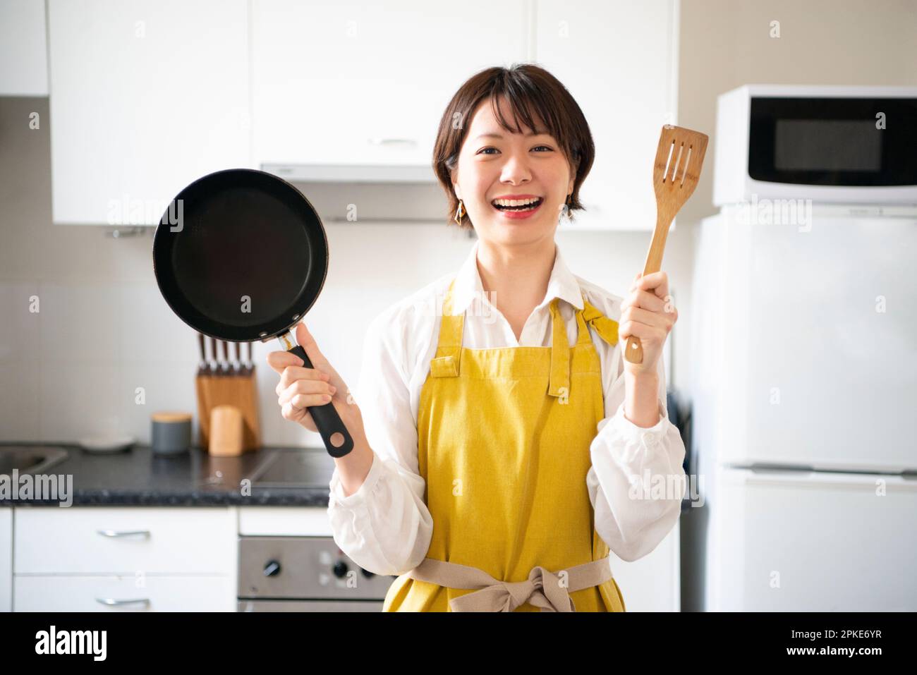Woman cooking microwave in hi-res stock photography and images - Alamy