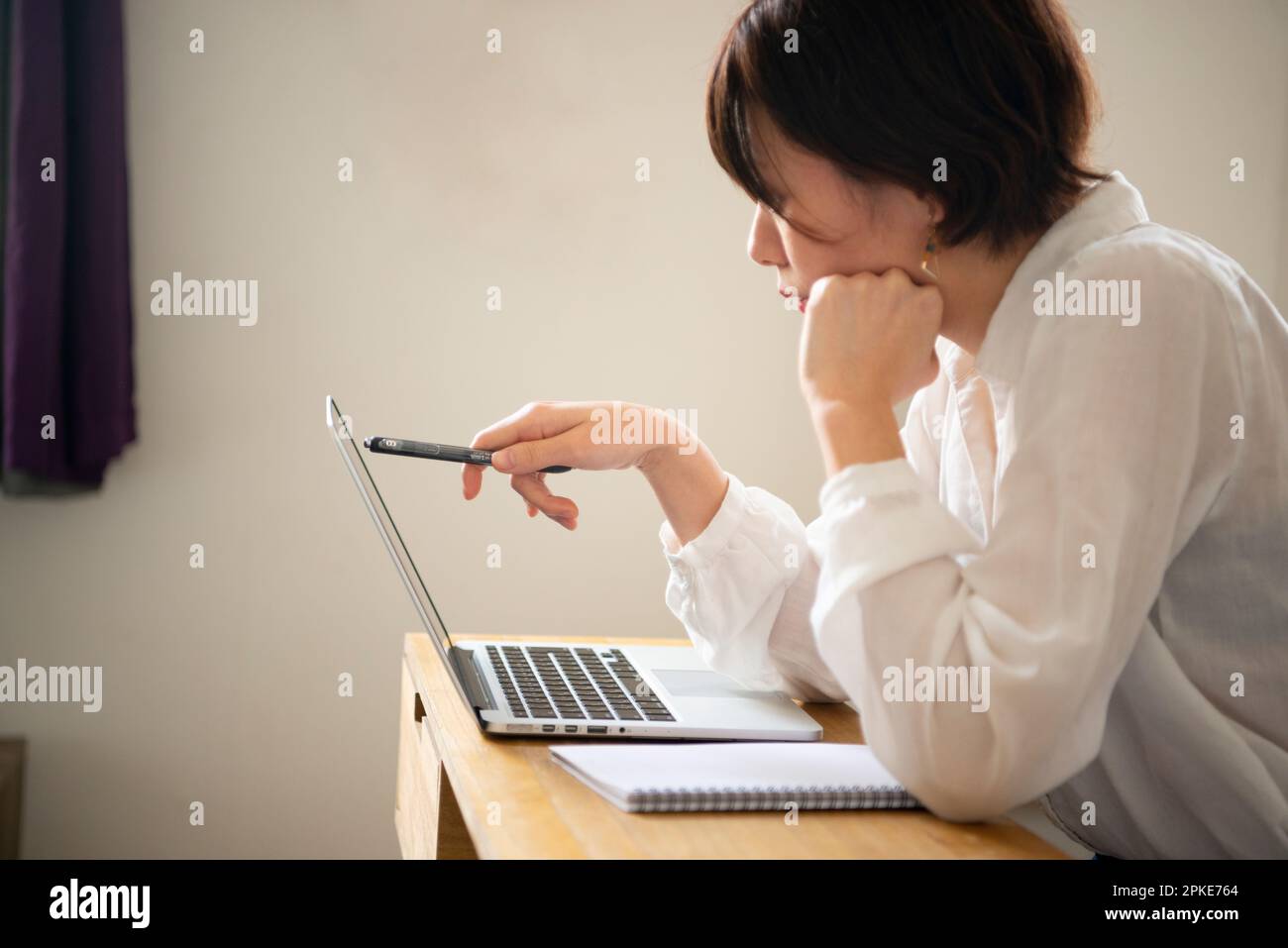 Woman pointing at a computer screen Stock Photo - Alamy