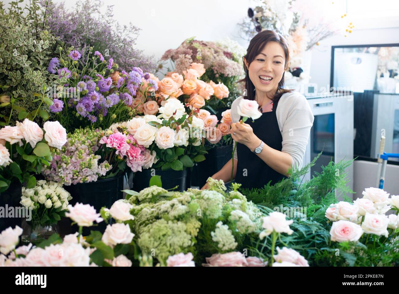 Woman working at a flower shop Stock Photo - Alamy